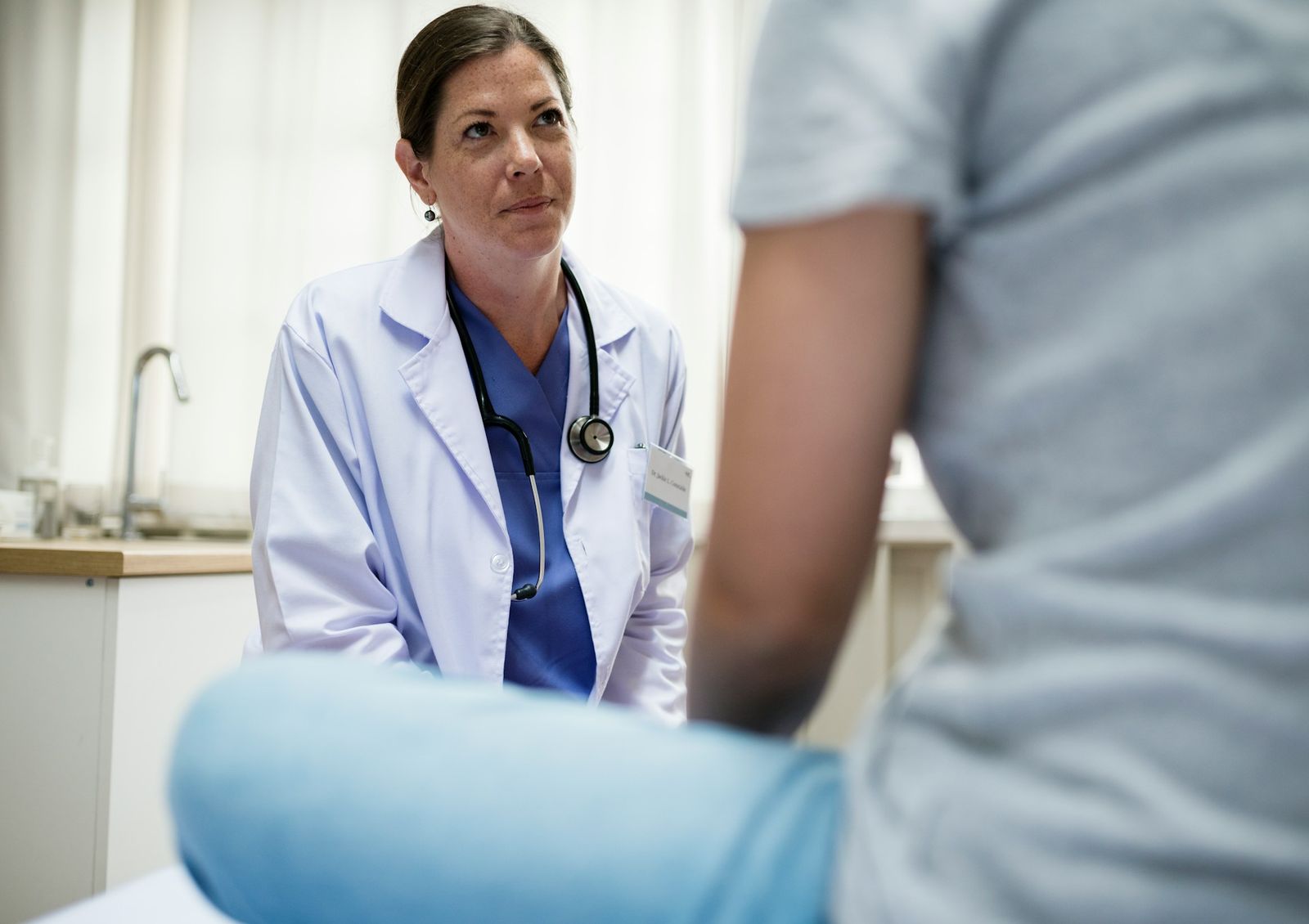 How to Become an Oncologist: Premed Guide 2025